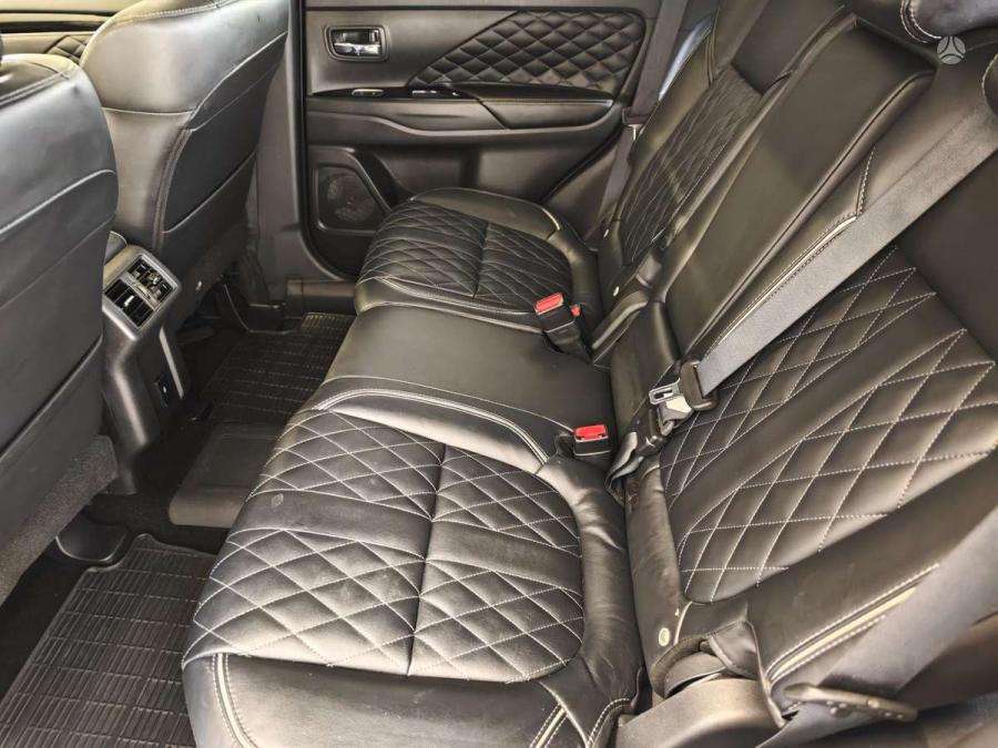 White Mitsubishi Outlander 2019 in Vilnius, with an engine capacity of 2.36 L and mileage of 87 thousand km for 18700 €, photo 38 on AUTOMOTO.COM.LV
