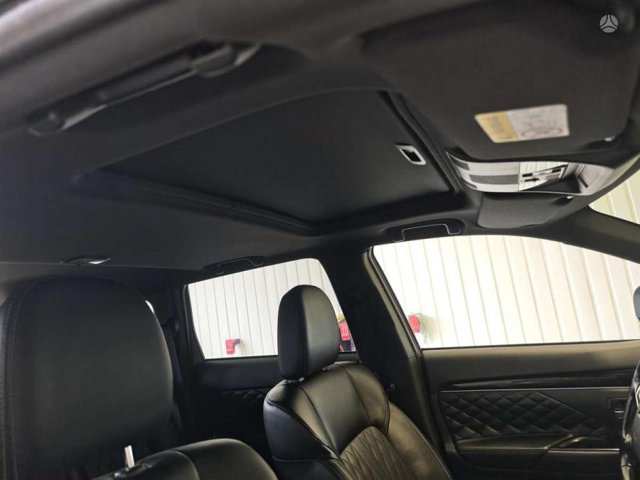 White Mitsubishi Outlander 2019 in Vilnius, with an engine capacity of 2.36 L and mileage of 87 thousand km for 18700 €, photo 42 on AUTOMOTO.COM.LV