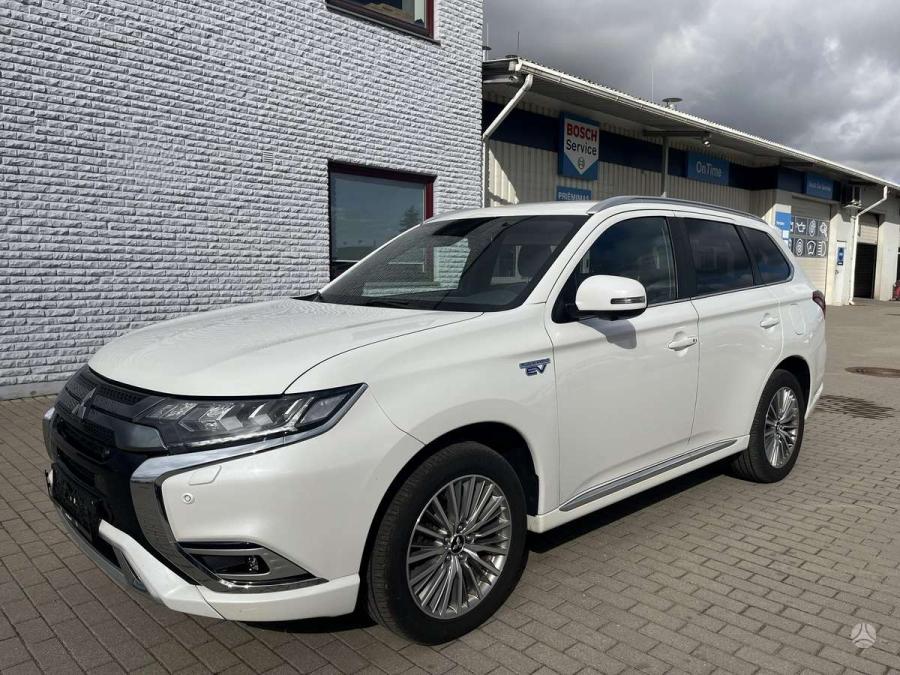 Balts Mitsubishi Outlander 2019 Marijampole, ar dzinēja tilpumu 2.36 L un nobraukumu 113 tūkst. km par 15500 €, foto 1 vietnē AUTOMOTO.COM.LV