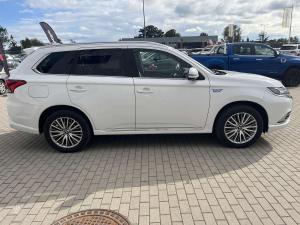 Balts Mitsubishi Outlander 2019 Marijampole, ar dzinēja tilpumu 2.36 L un nobraukumu 113 tūkst. km par 15500 €, foto 5 vietnē AUTOMOTO.COM.LV