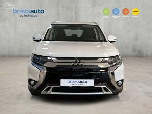 White Mitsubishi Outlander 2019 in Vilnius, with an engine capacity of 2.00 L and mileage of 135 thousand km for 15500 €, photo 9 on AUTOMOTO.COM.LV