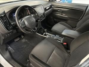 White Mitsubishi Outlander 2019 in Vilnius, with an engine capacity of 2.00 L and mileage of 135 thousand km for 15500 €, photo 10 on AUTOMOTO.COM.LV
