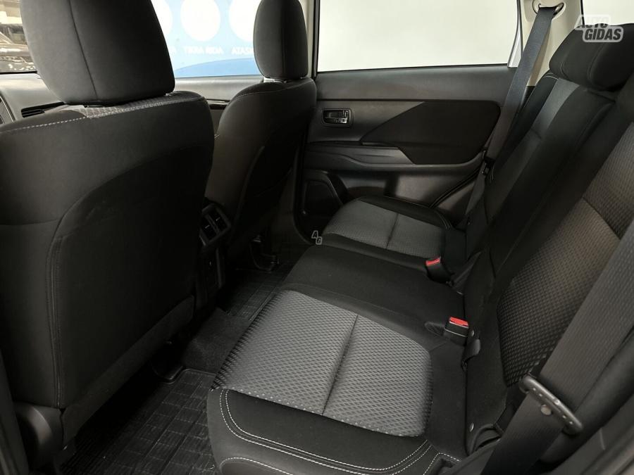 White Mitsubishi Outlander 2019 in Vilnius, with an engine capacity of 2.00 L and mileage of 135 thousand km for 15500 €, photo 13 on AUTOMOTO.COM.LV