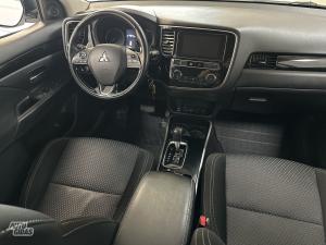 White Mitsubishi Outlander 2019 in Vilnius, with an engine capacity of 2.00 L and mileage of 135 thousand km for 15500 €, photo 14 on AUTOMOTO.COM.LV