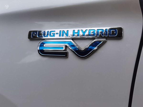Mitsubishi Outlander 2019 in Kaunas on AUTOMOTO.COM.LV White Mitsubishi Outlander 2019 in Kaunas, with an engine capacity of 2.36 L and mileage of 190 thousand km for 9200 €, photo 3 on AUTOMOTO.COM.LV