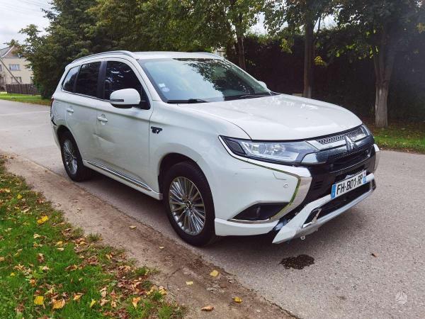 Mitsubishi Outlander 2019 in Kaunas on AUTOMOTO.COM.LV White Mitsubishi Outlander 2019 in Kaunas, with an engine capacity of 2.36 L and mileage of 190 thousand km for 9200 €, photo 5 on AUTOMOTO.COM.LV