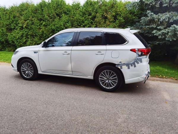 Mitsubishi Outlander 2019 in Kaunas on AUTOMOTO.COM.LV White Mitsubishi Outlander 2019 in Kaunas, with an engine capacity of 2.36 L and mileage of 190 thousand km for 9200 €, photo 6 on AUTOMOTO.COM.LV
