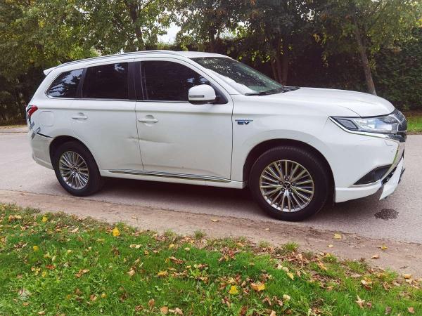 Mitsubishi Outlander 2019 in Kaunas on AUTOMOTO.COM.LV White Mitsubishi Outlander 2019 in Kaunas, with an engine capacity of 2.36 L and mileage of 190 thousand km for 9200 €, photo 7 on AUTOMOTO.COM.LV