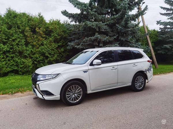 Mitsubishi Outlander 2019 in Kaunas on AUTOMOTO.COM.LV White Mitsubishi Outlander 2019 in Kaunas, with an engine capacity of 2.36 L and mileage of 190 thousand km for 9200 €, photo 8 on AUTOMOTO.COM.LV