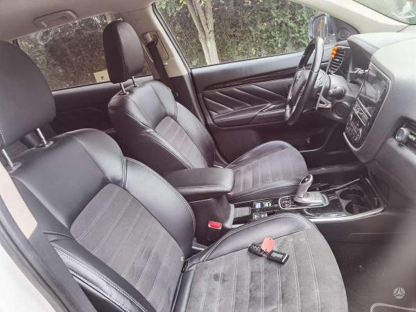 Mitsubishi Outlander 2019 in Kaunas on AUTOMOTO.COM.LV White Mitsubishi Outlander 2019 in Kaunas, with an engine capacity of 2.36 L and mileage of 190 thousand km for 9200 €, photo 9 on AUTOMOTO.COM.LV