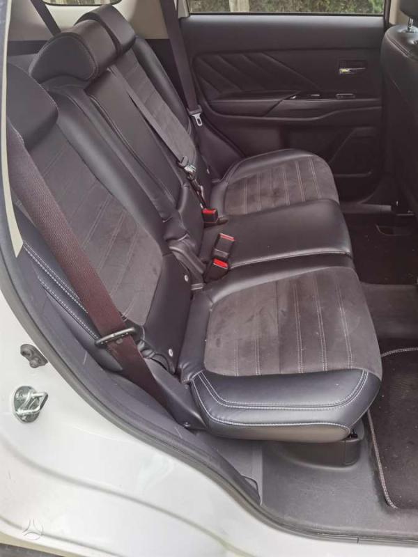 Mitsubishi Outlander 2019 in Kaunas on AUTOMOTO.COM.LV White Mitsubishi Outlander 2019 in Kaunas, with an engine capacity of 2.36 L and mileage of 190 thousand km for 9200 €, photo 11 on AUTOMOTO.COM.LV