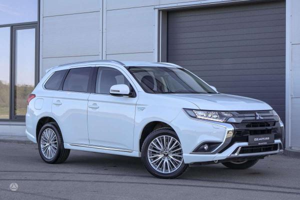 Mitsubishi Outlander 2019 in Kaunas on AUTOMOTO.COM.LV White Mitsubishi Outlander 2019 in Kaunas, with an engine capacity of 2.36 L and mileage of 177 thousand km for 15999 €, photo 1 on AUTOMOTO.COM.LV