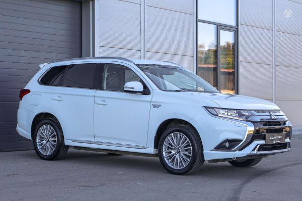 Mitsubishi Outlander 2019 in Kaunas on AUTOMOTO.COM.LV White Mitsubishi Outlander 2019 in Kaunas, with an engine capacity of 2.36 L and mileage of 177 thousand km for 15999 €, photo 4 on AUTOMOTO.COM.LV