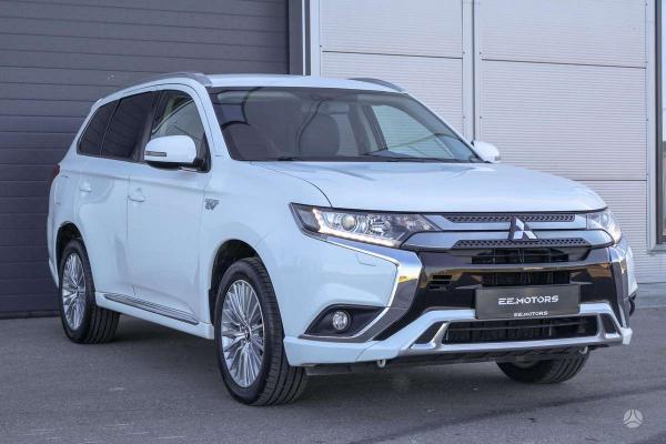 Mitsubishi Outlander 2019 in Kaunas on AUTOMOTO.COM.LV White Mitsubishi Outlander 2019 in Kaunas, with an engine capacity of 2.36 L and mileage of 177 thousand km for 15999 €, photo 5 on AUTOMOTO.COM.LV