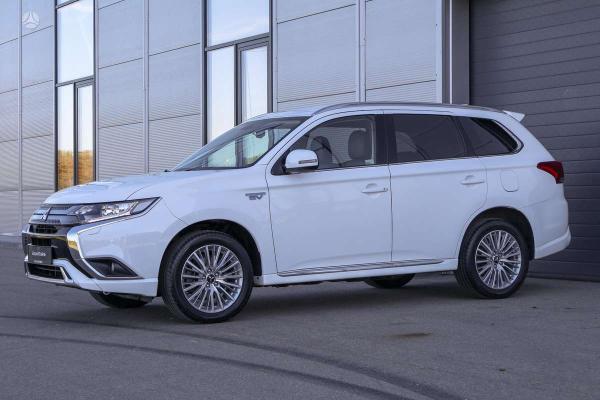 Mitsubishi Outlander 2019 in Kaunas on AUTOMOTO.COM.LV White Mitsubishi Outlander 2019 in Kaunas, with an engine capacity of 2.36 L and mileage of 177 thousand km for 15999 €, photo 8 on AUTOMOTO.COM.LV