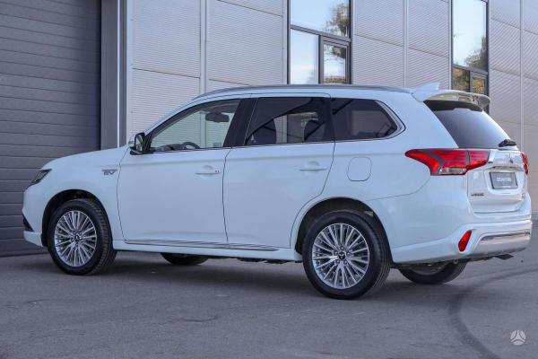 Mitsubishi Outlander 2019 in Kaunas on AUTOMOTO.COM.LV White Mitsubishi Outlander 2019 in Kaunas, with an engine capacity of 2.36 L and mileage of 177 thousand km for 15999 €, photo 9 on AUTOMOTO.COM.LV