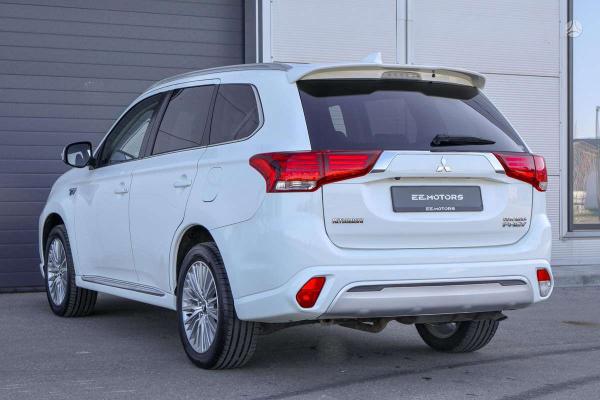Mitsubishi Outlander 2019 in Kaunas on AUTOMOTO.COM.LV White Mitsubishi Outlander 2019 in Kaunas, with an engine capacity of 2.36 L and mileage of 177 thousand km for 15999 €, photo 10 on AUTOMOTO.COM.LV