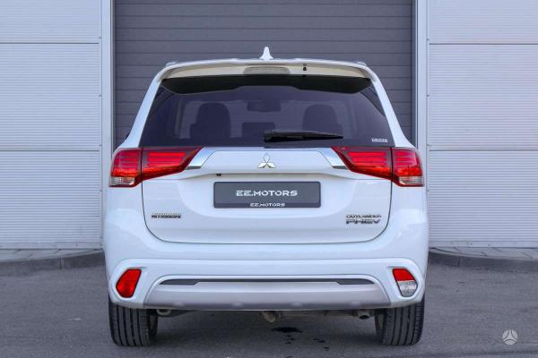 Mitsubishi Outlander 2019 in Kaunas on AUTOMOTO.COM.LV White Mitsubishi Outlander 2019 in Kaunas, with an engine capacity of 2.36 L and mileage of 177 thousand km for 15999 €, photo 11 on AUTOMOTO.COM.LV