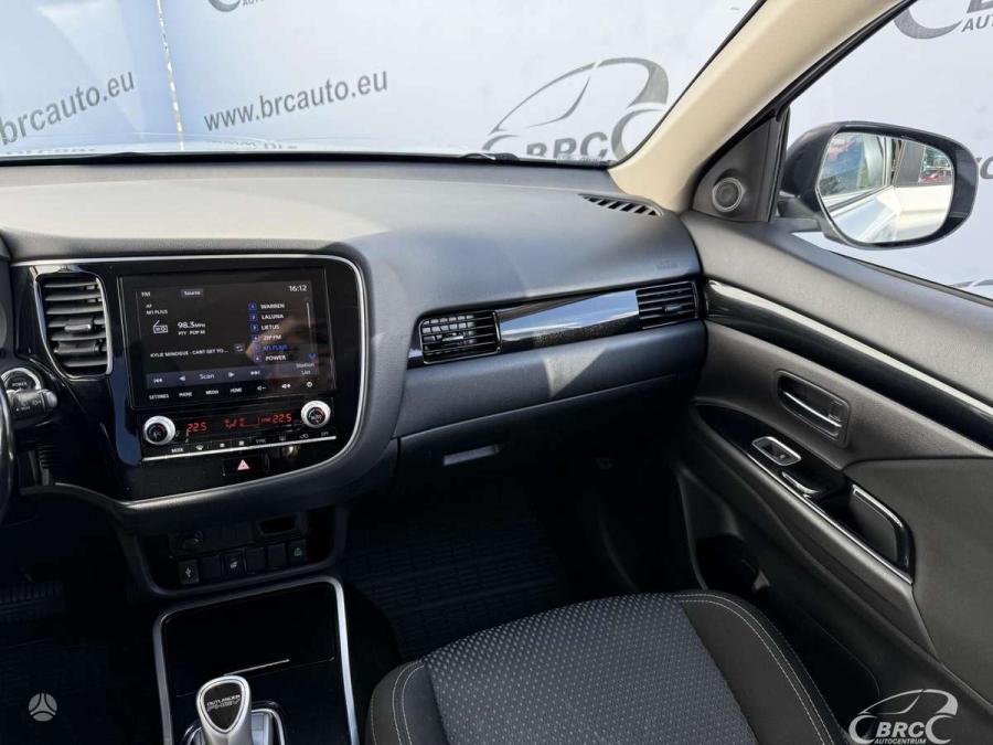 White Mitsubishi Outlander 2020 in Klaipeda, with an engine capacity of 2.36 L and mileage of 169 thousand km for 16000 €, photo 5 on AUTOMOTO.COM.LV