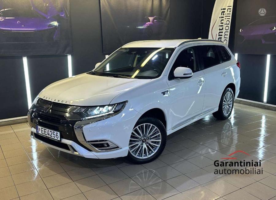 White Mitsubishi Outlander 2020 in Vilnius, with an engine capacity of 2.36 L and mileage of 161 thousand km for 17950 €, photo 1 on AUTOMOTO.COM.LV