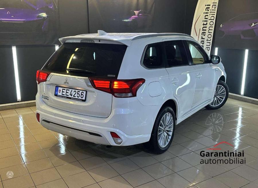 White Mitsubishi Outlander 2020 in Vilnius, with an engine capacity of 2.36 L and mileage of 161 thousand km for 17950 €, photo 2 on AUTOMOTO.COM.LV