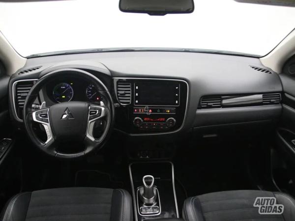 White Mitsubishi Outlander 2020 in Vilnius, with an engine capacity of 2.40 L and mileage of 151 thousand km for 19399 €, photo 2 on AUTOMOTO.COM.LV