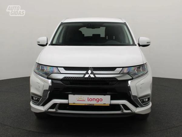 White Mitsubishi Outlander 2020 in Vilnius, with an engine capacity of 2.40 L and mileage of 151 thousand km for 19399 €, photo 3 on AUTOMOTO.COM.LV