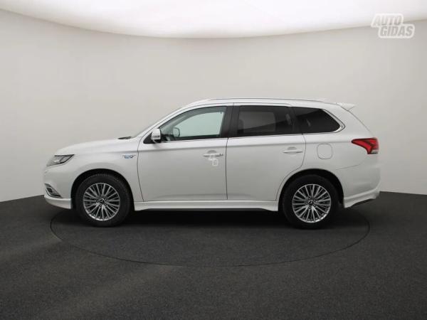 White Mitsubishi Outlander 2020 in Vilnius, with an engine capacity of 2.40 L and mileage of 151 thousand km for 19399 €, photo 6 on AUTOMOTO.COM.LV