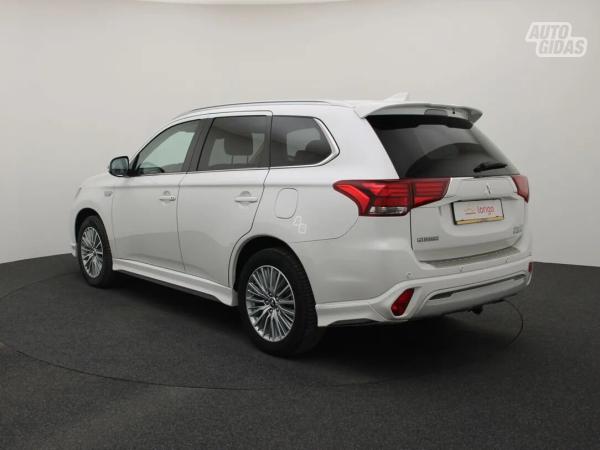 White Mitsubishi Outlander 2020 in Vilnius, with an engine capacity of 2.40 L and mileage of 151 thousand km for 19399 €, photo 7 on AUTOMOTO.COM.LV