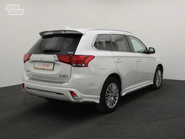 White Mitsubishi Outlander 2020 in Vilnius, with an engine capacity of 2.40 L and mileage of 151 thousand km for 19399 €, photo 8 on AUTOMOTO.COM.LV