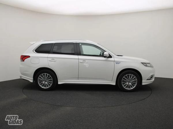 White Mitsubishi Outlander 2020 in Vilnius, with an engine capacity of 2.40 L and mileage of 151 thousand km for 19399 €, photo 9 on AUTOMOTO.COM.LV