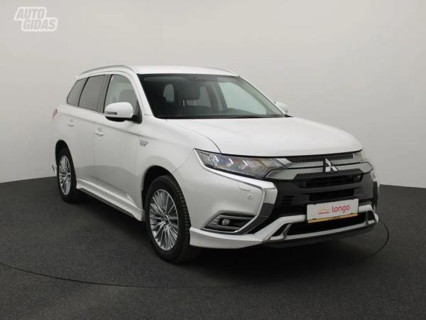White Mitsubishi Outlander 2020 in Vilnius, with an engine capacity of 2.40 L and mileage of 151 thousand km for 19399 €, photo 10 on AUTOMOTO.COM.LV