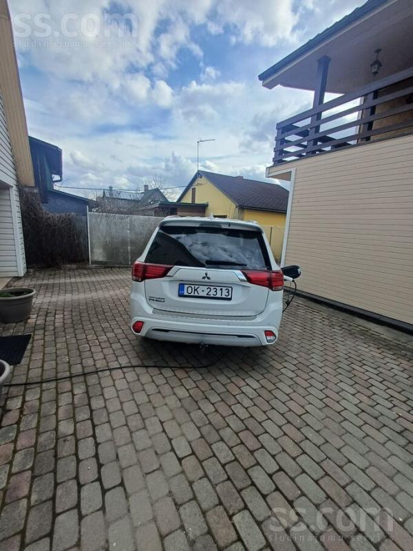 Balts Mitsubishi Outlander 2020 Jēkabpils, ar dzinēja tilpumu 2.40 L un nobraukumu 111 tūkst. km par 20000 €, foto 4 vietnē AUTOMOTO.COM.LV