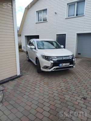 Balts Mitsubishi Outlander 2020 Jēkabpils, ar dzinēja tilpumu 2.40 L un nobraukumu 111 tūkst. km par 19000 €, foto  vietnē AUTOMOTO.COM.LV