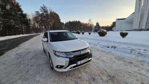 Balts Mitsubishi Outlander 2021 Viļņa, ar dzinēja tilpumu 2.36 L un nobraukumu 193 tūkst. km par 14100 €, foto  vietnē AUTOMOTO.COM.LV
