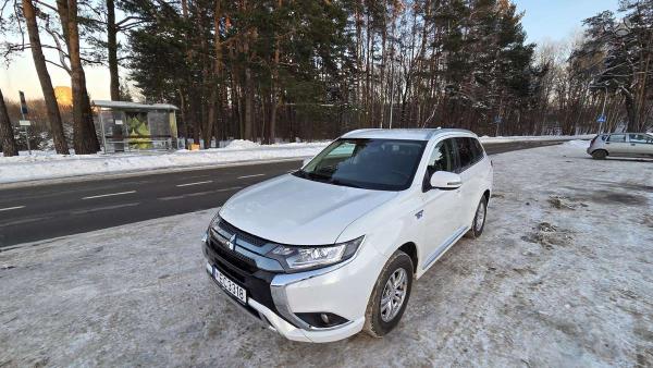 Balts Mitsubishi Outlander 2021 Viļņa, ar dzinēja tilpumu 2.36 L un nobraukumu 193 tūkst. km par 14100 €, foto 2 vietnē AUTOMOTO.COM.LV