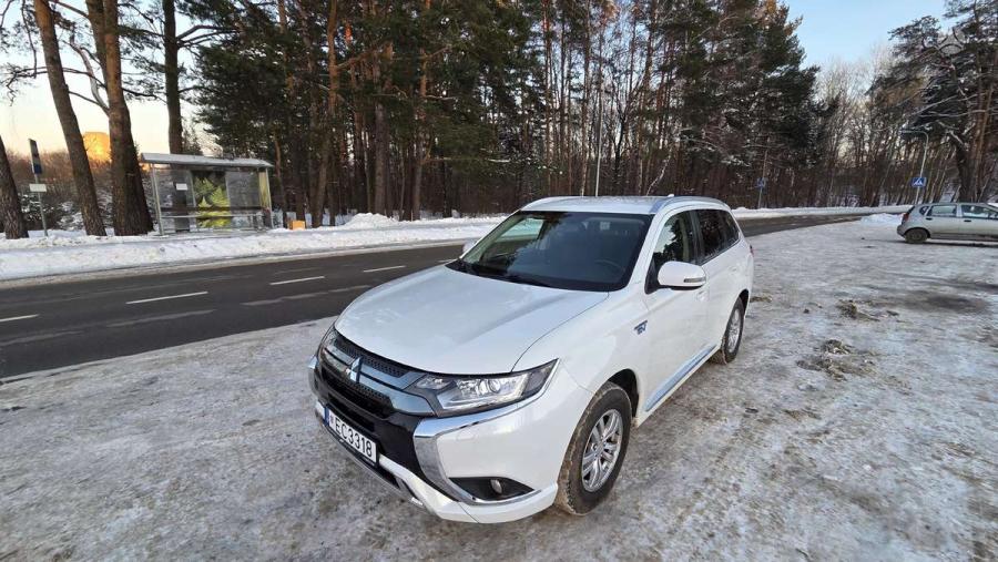 Balts Mitsubishi Outlander 2021 Viļņa, ar dzinēja tilpumu 2.36 L un nobraukumu 193 tūkst. km par 14100 €, foto 2 vietnē AUTOMOTO.COM.LV