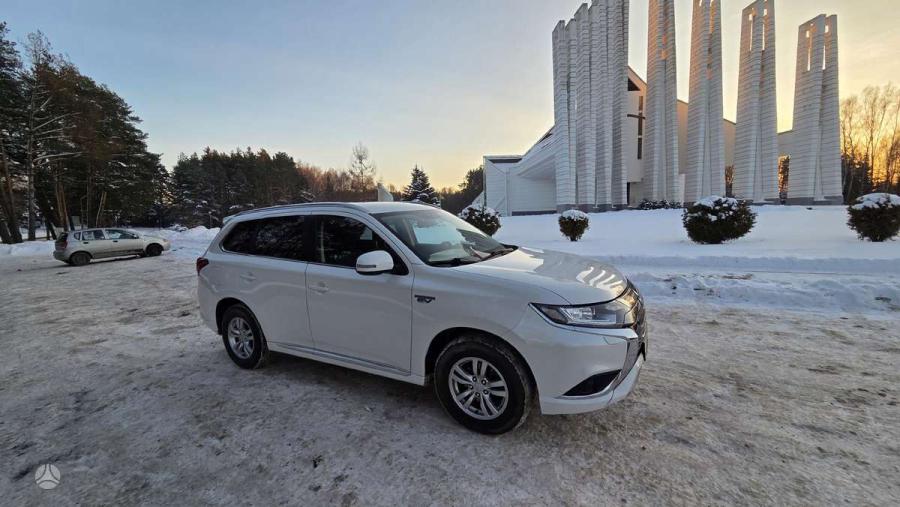 Balts Mitsubishi Outlander 2021 Viļņa, ar dzinēja tilpumu 2.36 L un nobraukumu 193 tūkst. km par 14100 €, foto 3 vietnē AUTOMOTO.COM.LV
