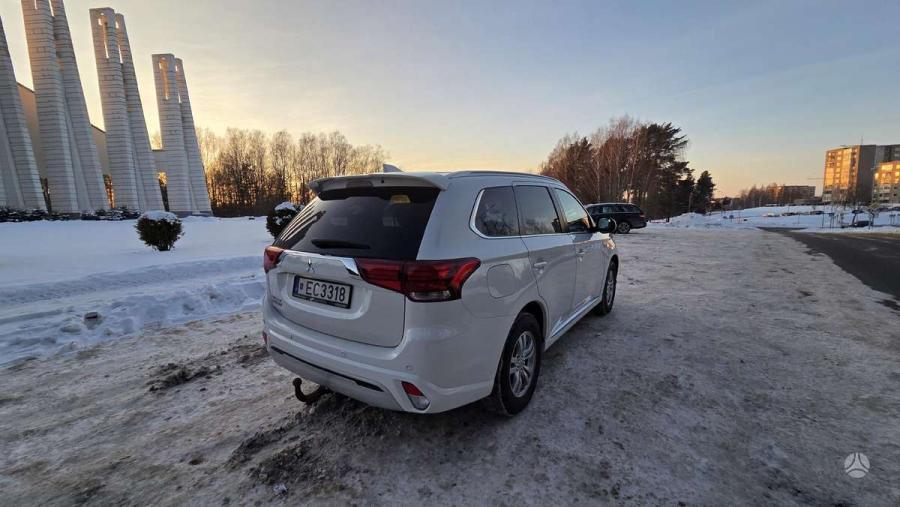Balts Mitsubishi Outlander 2021 Viļņa, ar dzinēja tilpumu 2.36 L un nobraukumu 193 tūkst. km par 14100 €, foto 4 vietnē AUTOMOTO.COM.LV