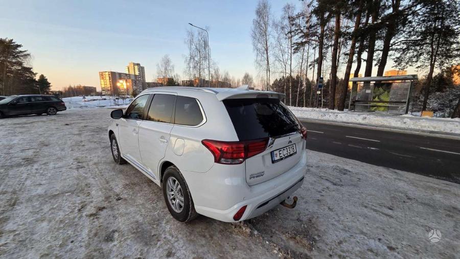Balts Mitsubishi Outlander 2021 Viļņa, ar dzinēja tilpumu 2.36 L un nobraukumu 193 tūkst. km par 14100 €, foto 6 vietnē AUTOMOTO.COM.LV