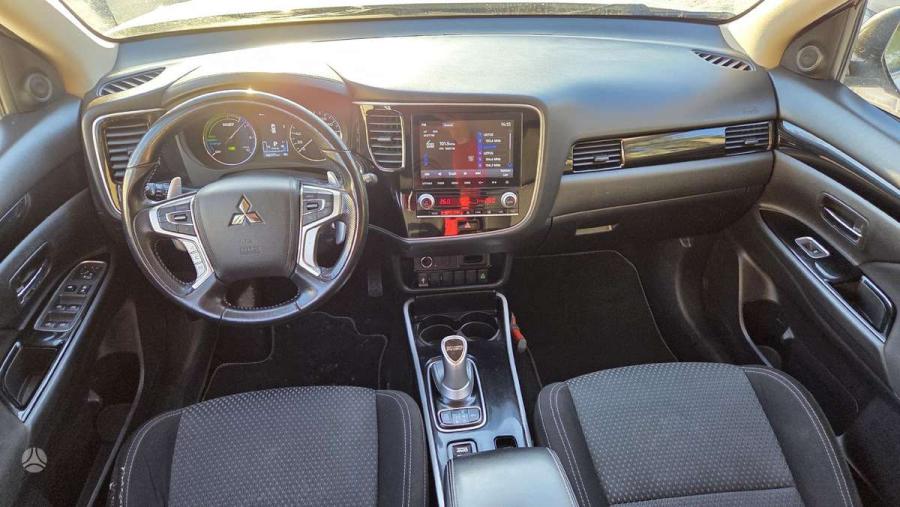 Balts Mitsubishi Outlander 2021 Viļņa, ar dzinēja tilpumu 2.36 L un nobraukumu 193 tūkst. km par 14100 €, foto 8 vietnē AUTOMOTO.COM.LV