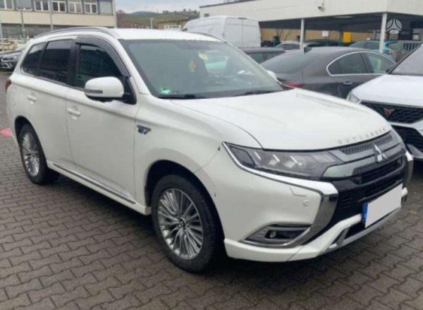 Balts Mitsubishi Outlander 2021 Šauļi, ar dzinēja tilpumu 2.36 L un nobraukumu 83 tūkst. km par 14900 €, foto 2 vietnē AUTOMOTO.COM.LV