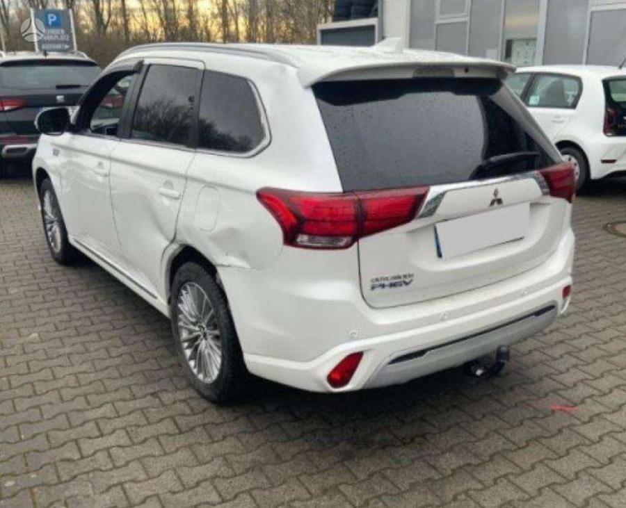 Balts Mitsubishi Outlander 2021 Šauļi, ar dzinēja tilpumu 2.36 L un nobraukumu 83 tūkst. km par 14900 €, foto 3 vietnē AUTOMOTO.COM.LV