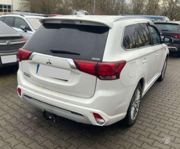 Balts Mitsubishi Outlander 2021 Šauļi, ar dzinēja tilpumu 2.36 L un nobraukumu 83 tūkst. km par 14900 €, foto 4 vietnē AUTOMOTO.COM.LV