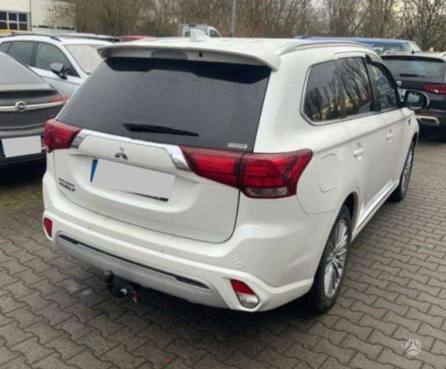 Balts Mitsubishi Outlander 2021 Šauļi, ar dzinēja tilpumu 2.36 L un nobraukumu 83 tūkst. km par 14900 €, foto 4 vietnē AUTOMOTO.COM.LV