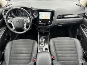 Balts Mitsubishi Outlander 2021 Avižieniai, ar dzinēja tilpumu 2.40 L un nobraukumu 120 tūkst. km par 20750 €, foto 4 vietnē AUTOMOTO.COM.LV