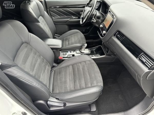 White Mitsubishi Outlander 2021 in Avizieniai, with an engine capacity of 2.40 L and mileage of 120 thousand km for 20750 €, photo 4 on AUTOMOTO.COM.LV