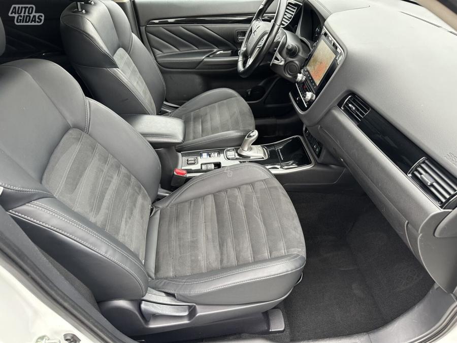 Balts Mitsubishi Outlander 2021 Avižieniai, ar dzinēja tilpumu 2.40 L un nobraukumu 120 tūkst. km par 20750 €, foto 5 vietnē AUTOMOTO.COM.LV