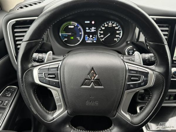 White Mitsubishi Outlander 2021 in Avizieniai, with an engine capacity of 2.40 L and mileage of 120 thousand km for 20750 €, photo 6 on AUTOMOTO.COM.LV