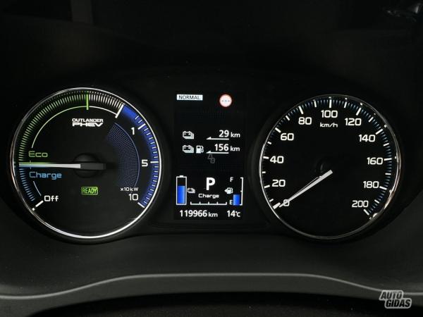 White Mitsubishi Outlander 2021 in Avizieniai, with an engine capacity of 2.40 L and mileage of 120 thousand km for 20750 €, photo 7 on AUTOMOTO.COM.LV